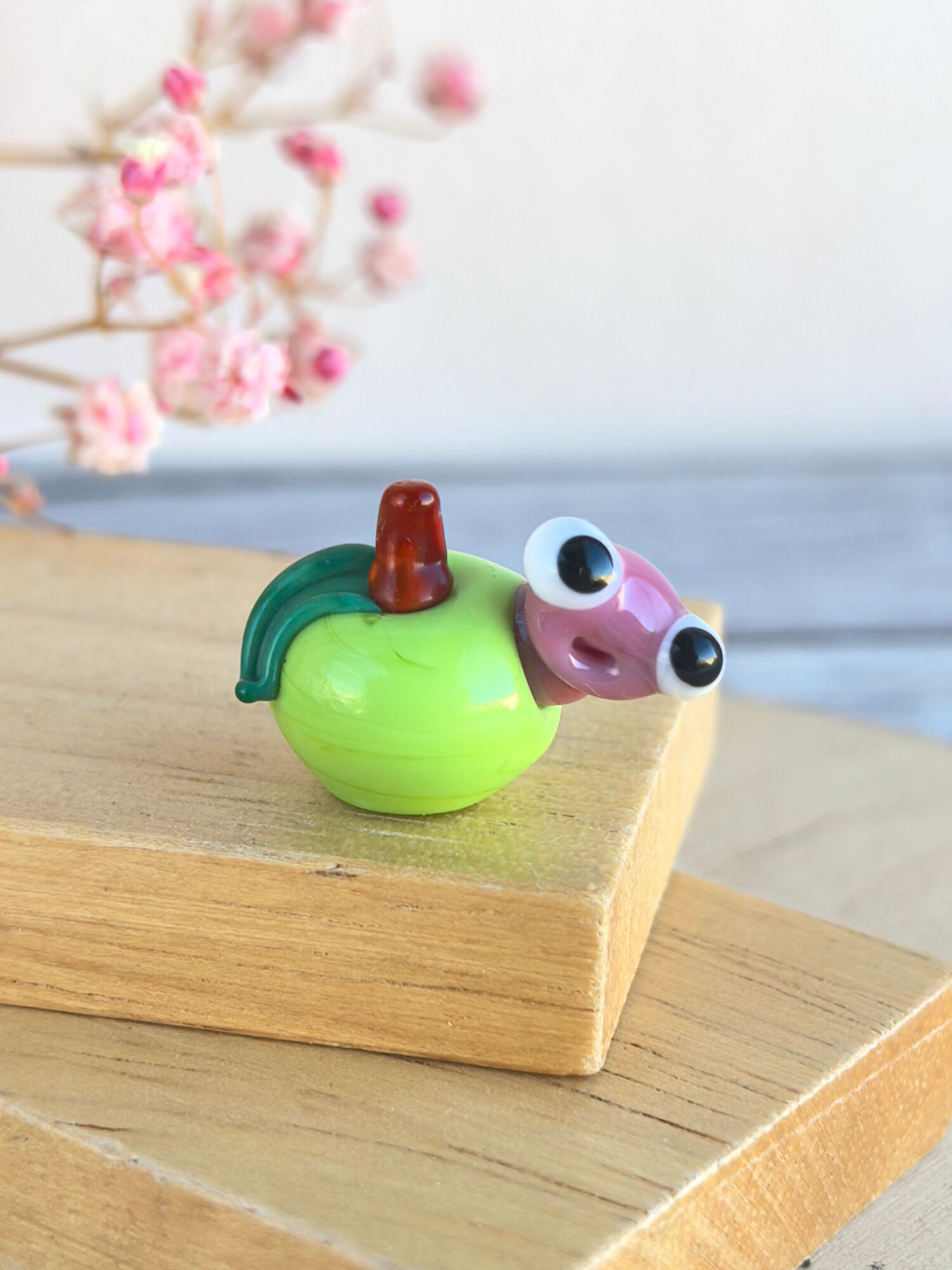 Миниатюрная стеклянная фигурка Яблоко с червячком в технике Lampwork