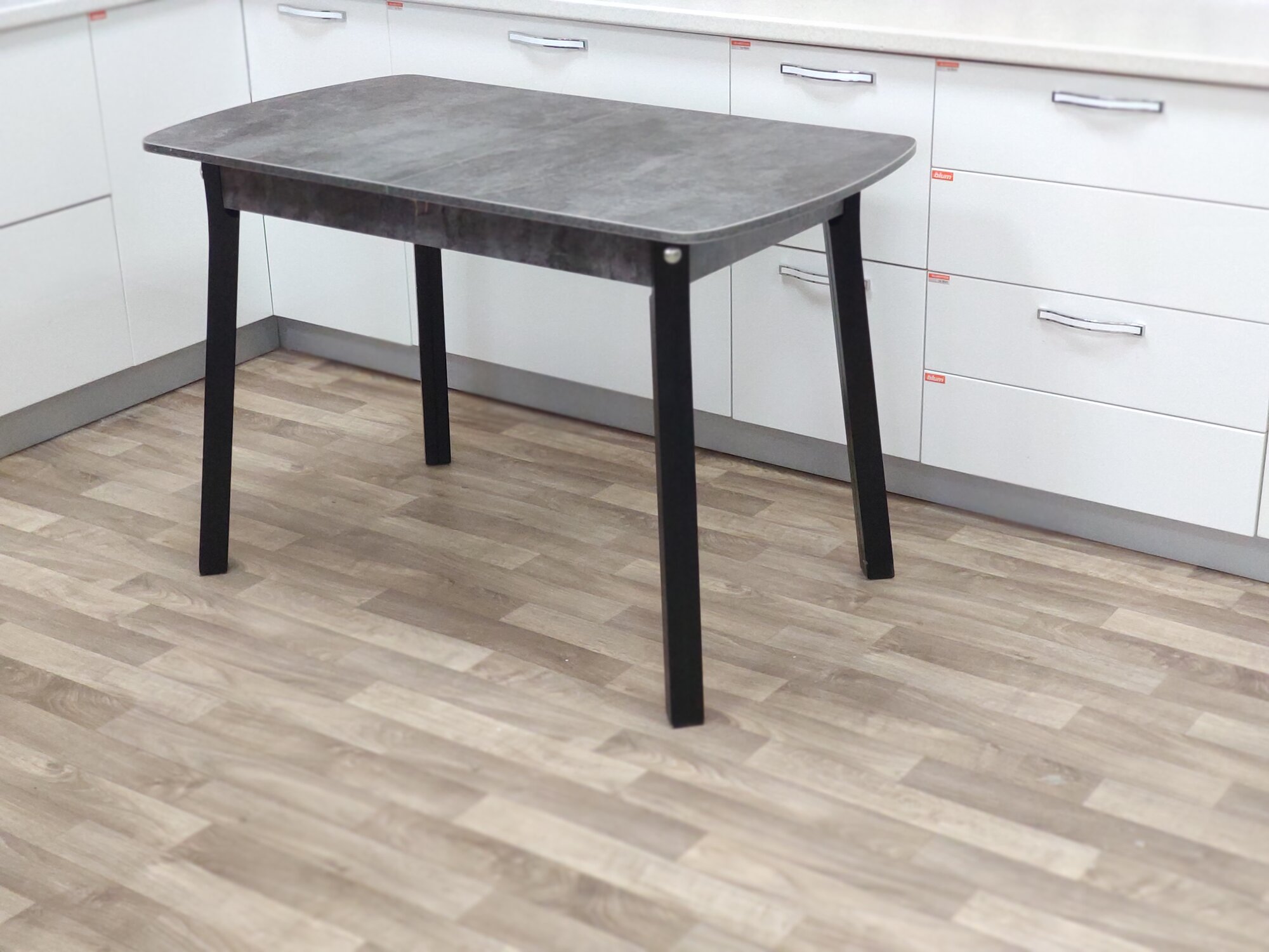 Стол обеденный раздвижной/раскладной Надиа ПО ЛДСП цемент серый №2 черная