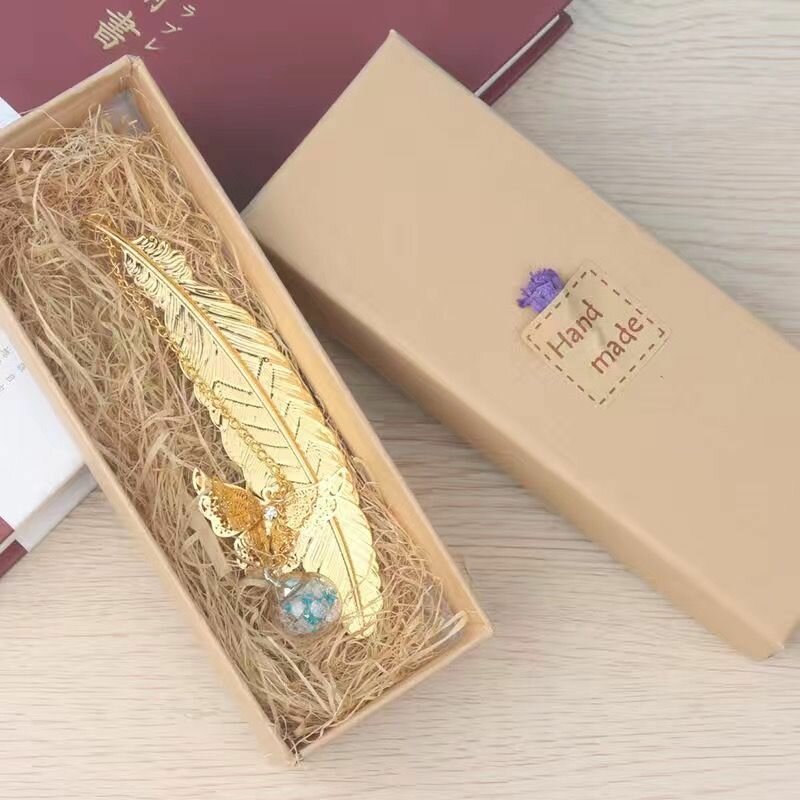 Металлическая закладка в виде пера с золотым покрытием тонкая и легко