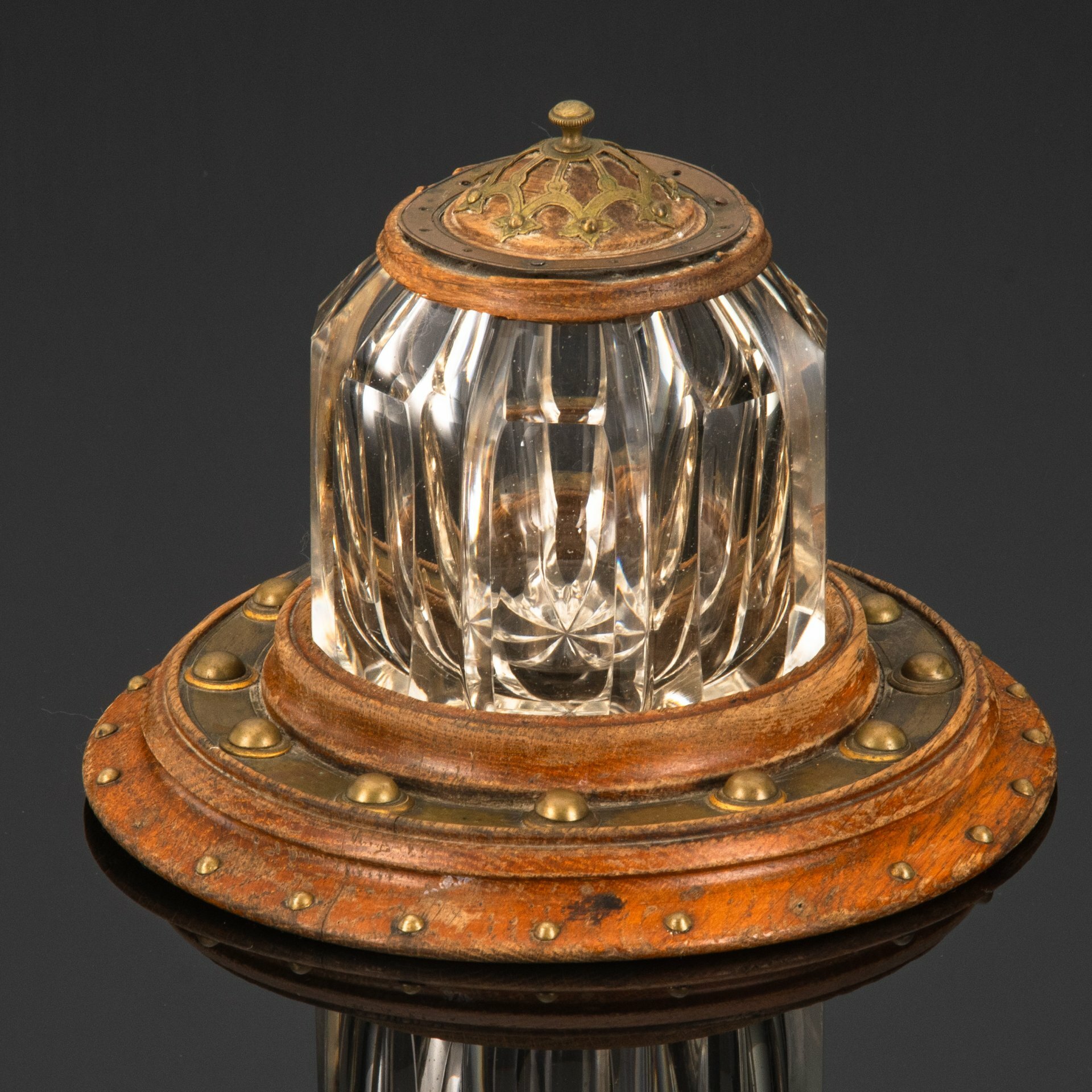 Чернильница настольная с массивным граненым туловом и со стилизованными под щит круглым основанием и крышкой