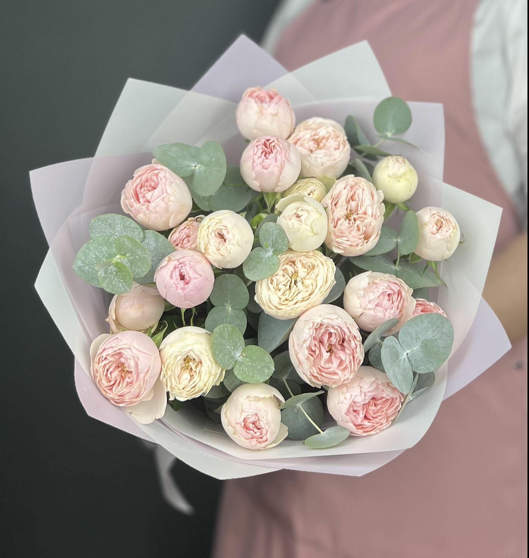 Букет живых цветов. Кустовые розы Мэнсфилд Парк 5 шт и Эвкалипт