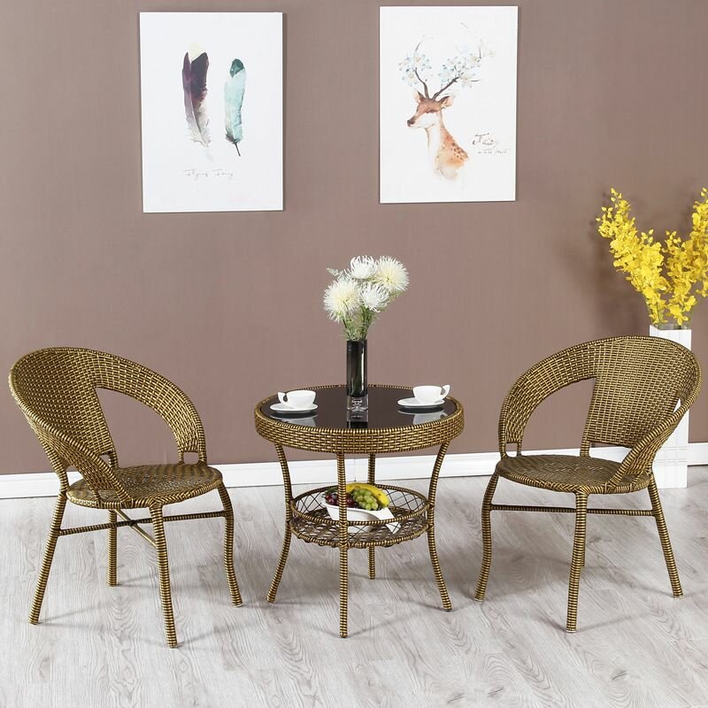 Столы и стулья на открытом балконе