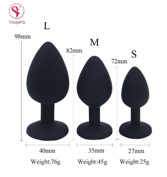 В вибратор заднего прохода вставляются три штуки анальных пробок разного размера