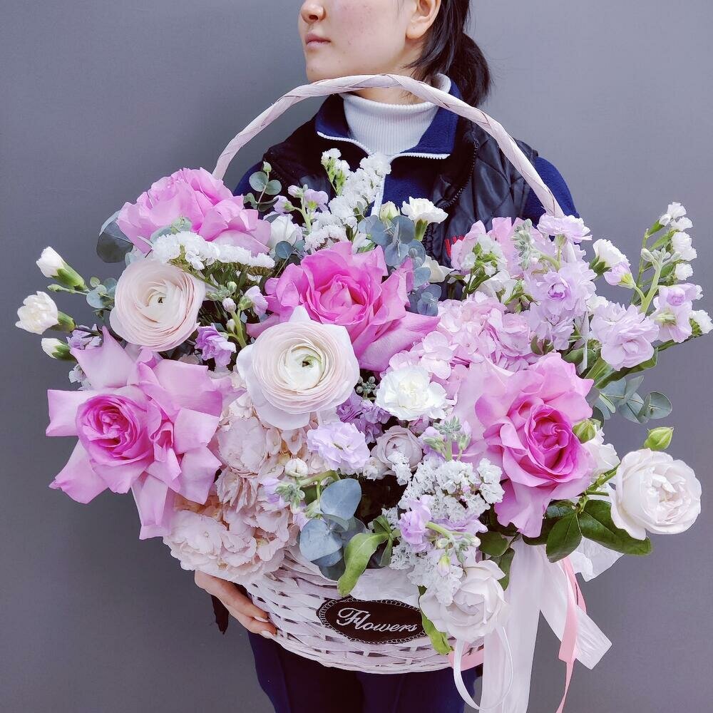 Корзина из цветов Цветочный ЛЕС, в корзине, статица, эвкалипт, диантус, роза, ранункулюс