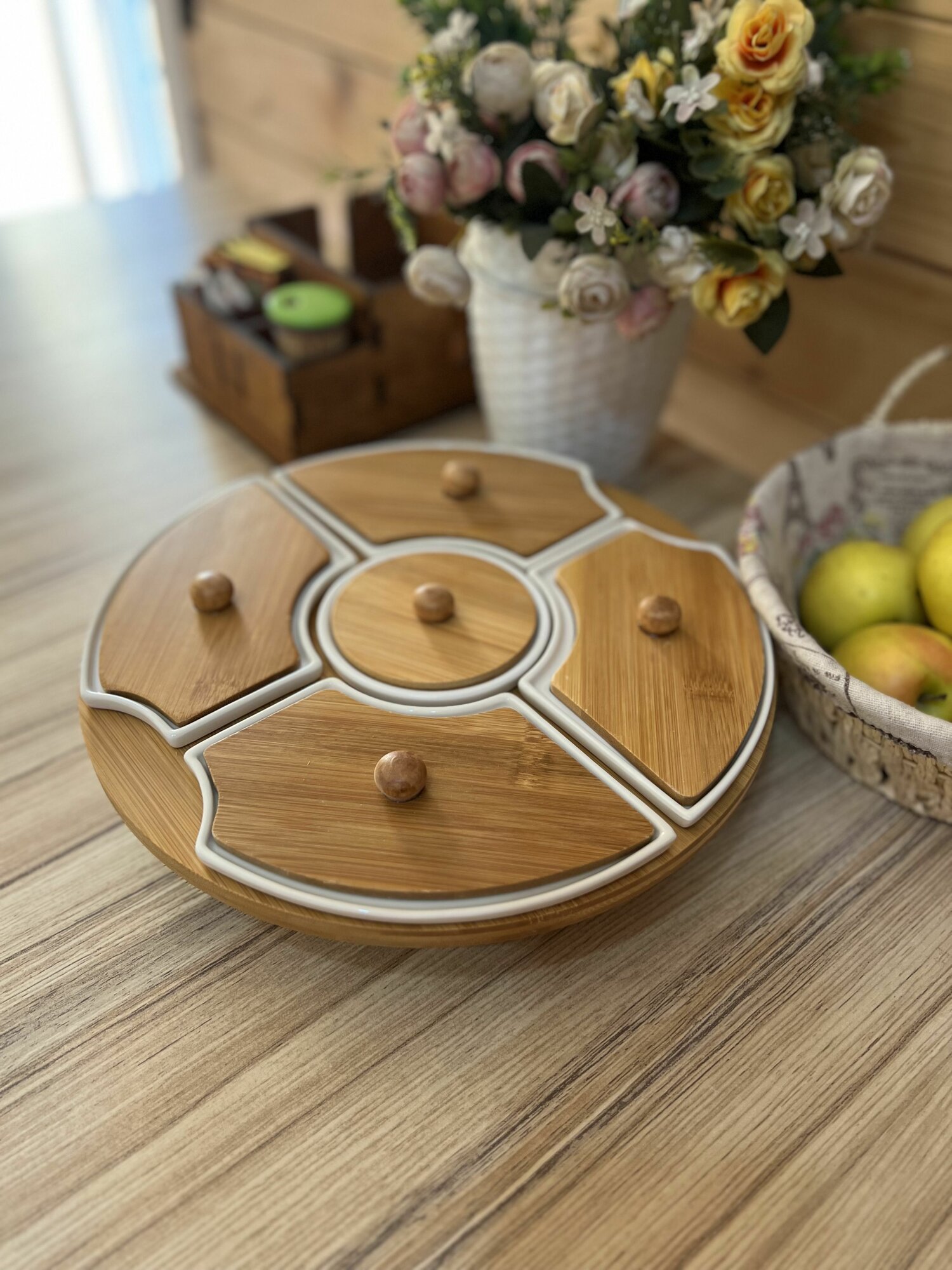 Керамическая менажница с крышками и подставкой для сервировки закусок, соусов и десертов стильная и практичная посуда для кухни