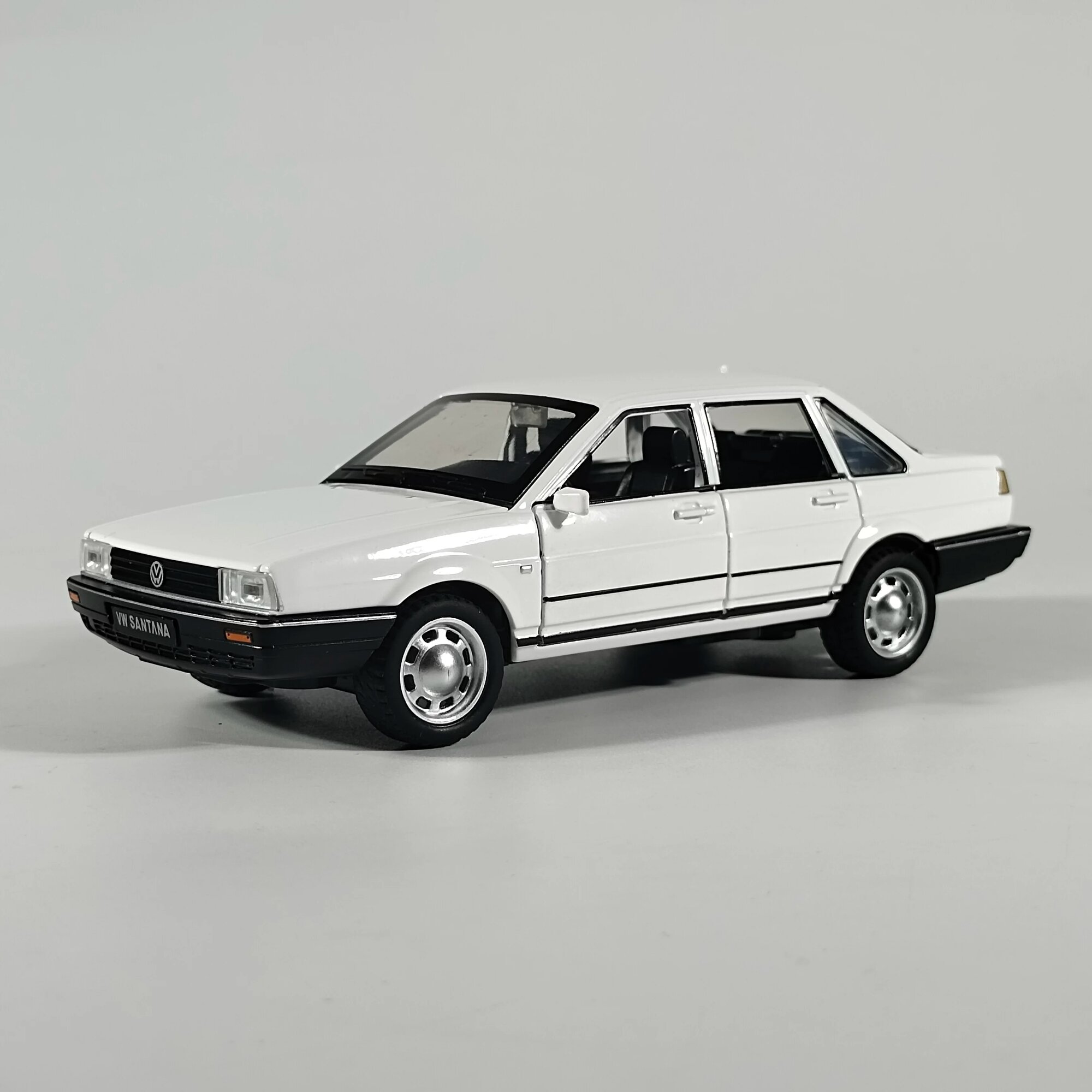 Maisto Volkswagen Santana, белый, 1:32, металл, со звуком и светом