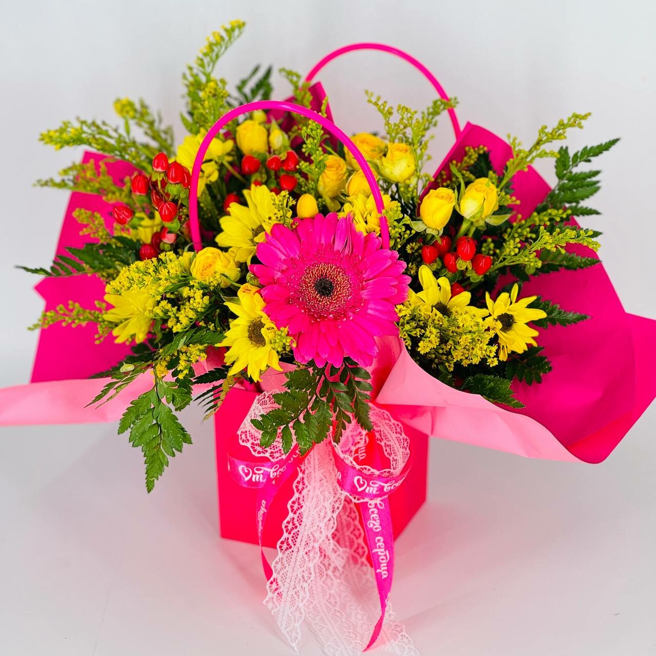 Сумочка с цветами. Цветы в сумке роза кустовая, гербера, гиперикум