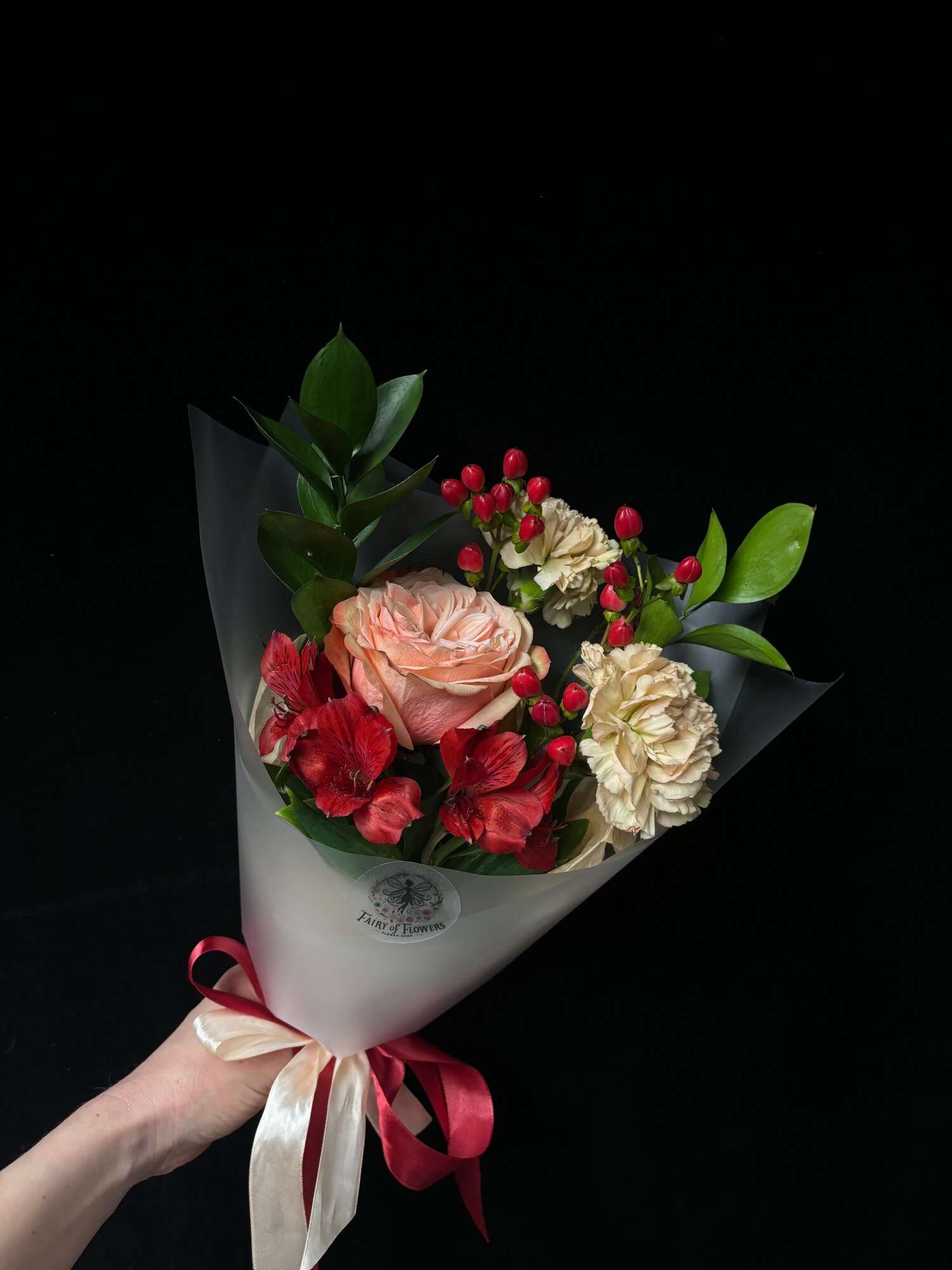 Букет-комплимент «Вкус рябины» из персиковой розы, диантусов, ягод гиперикума, альстромерии и зелени