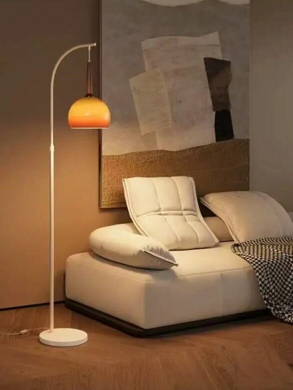 Стеклянный торшер в гостиной, диван рядом со спальней, декоративная лампа с сетчатым красным светом