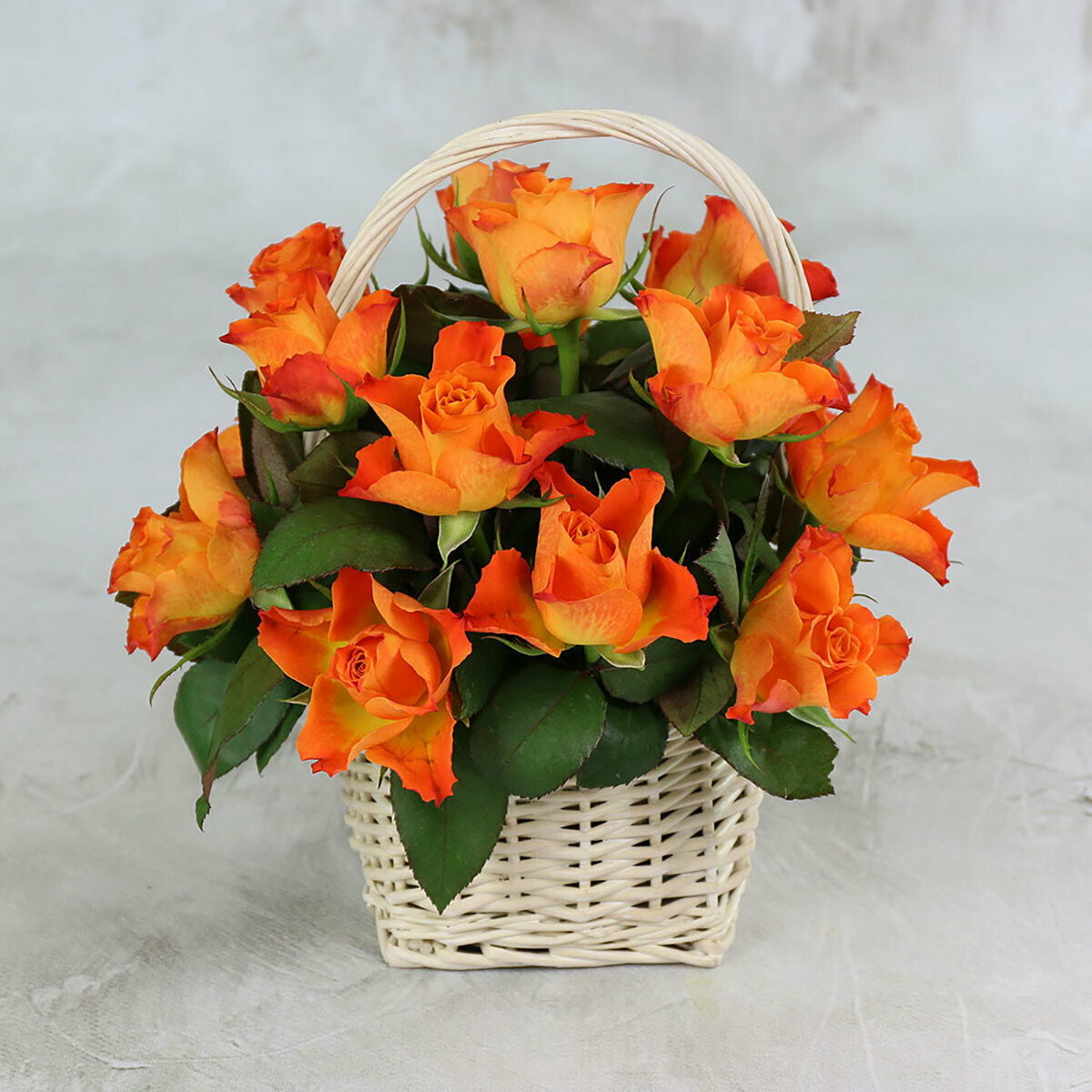 Букет живых цветов из 15 оранжевых роз 40см. в корзине от Букет Маркет