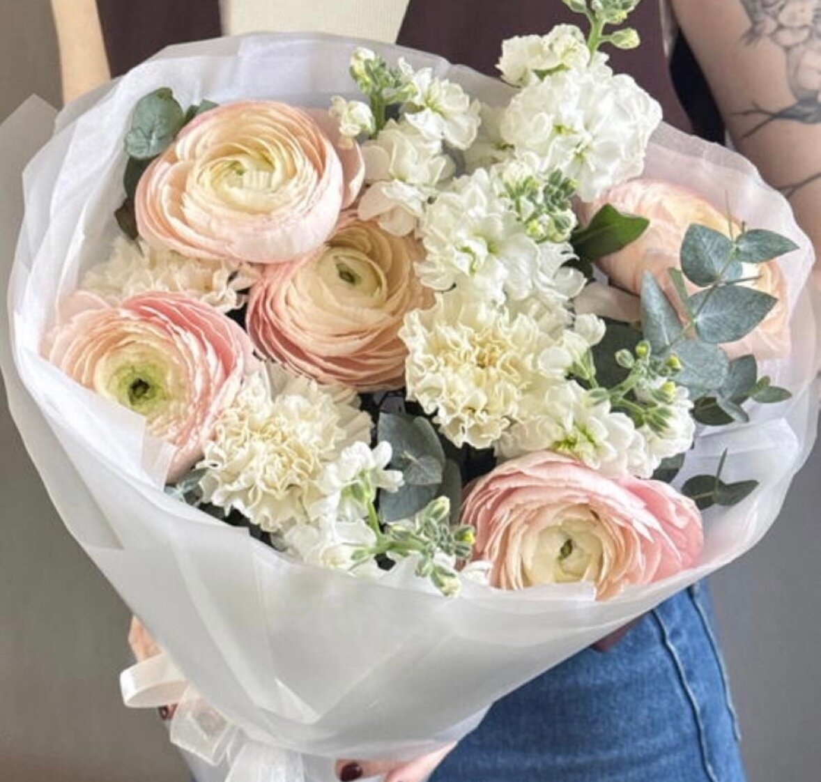 Букет модные ранункулюсы, маттиола, диантусы, ароматный эвкалипт