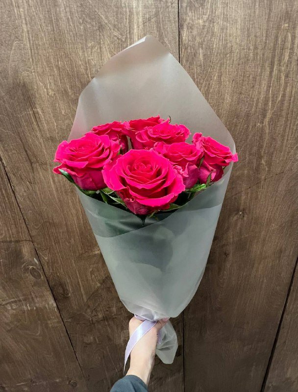 Монобукет с характером: 7 роз Готча по 70 см - отличный выбор для любого повода