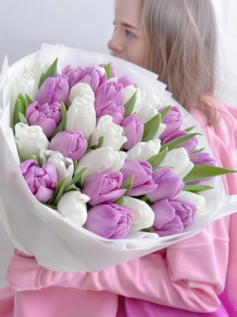 Букет из 35 белых и сиреневых тюльпанов