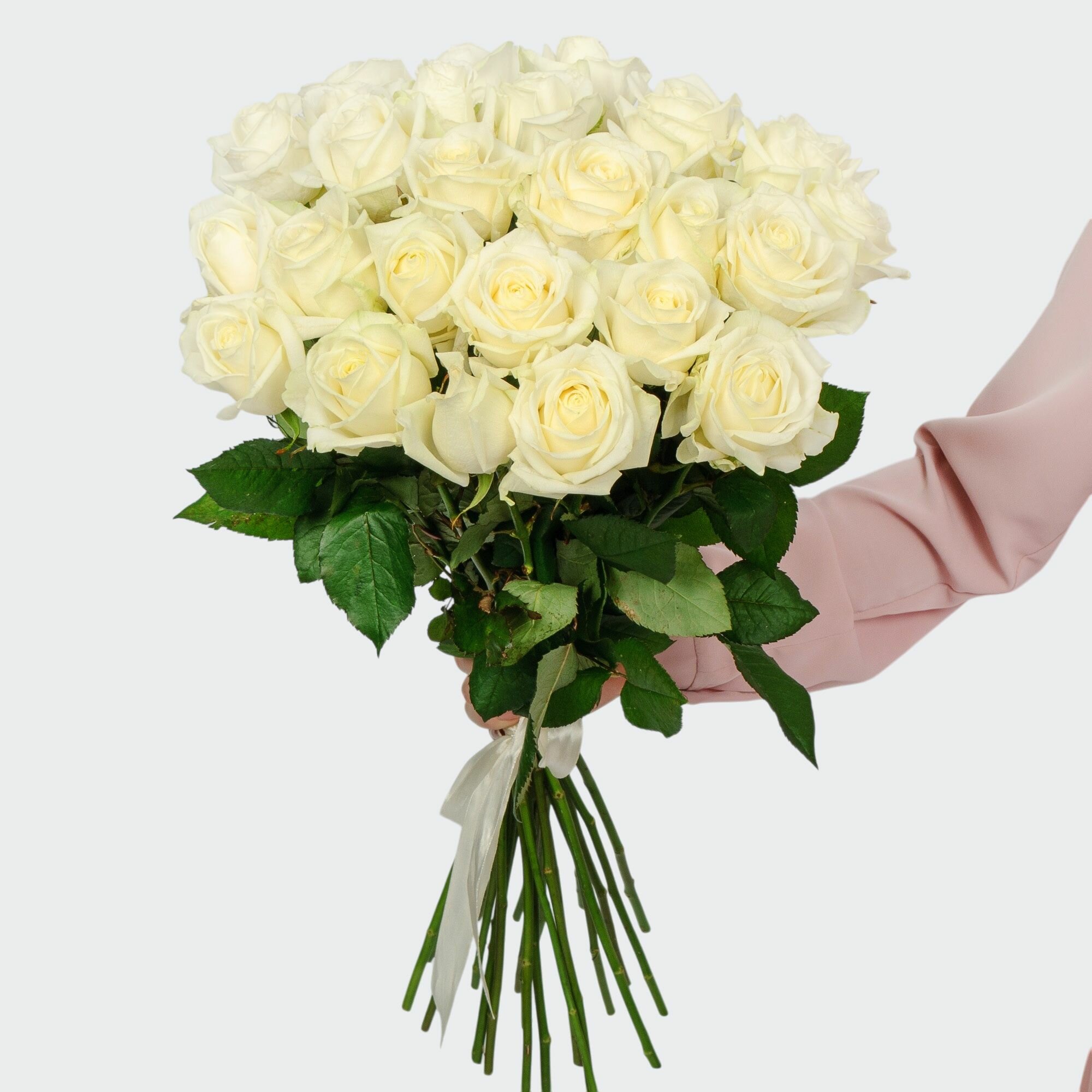 Букет от СоюзЦветТорг из 25 роз сорта Аваланш, высота 60см, цвет белый