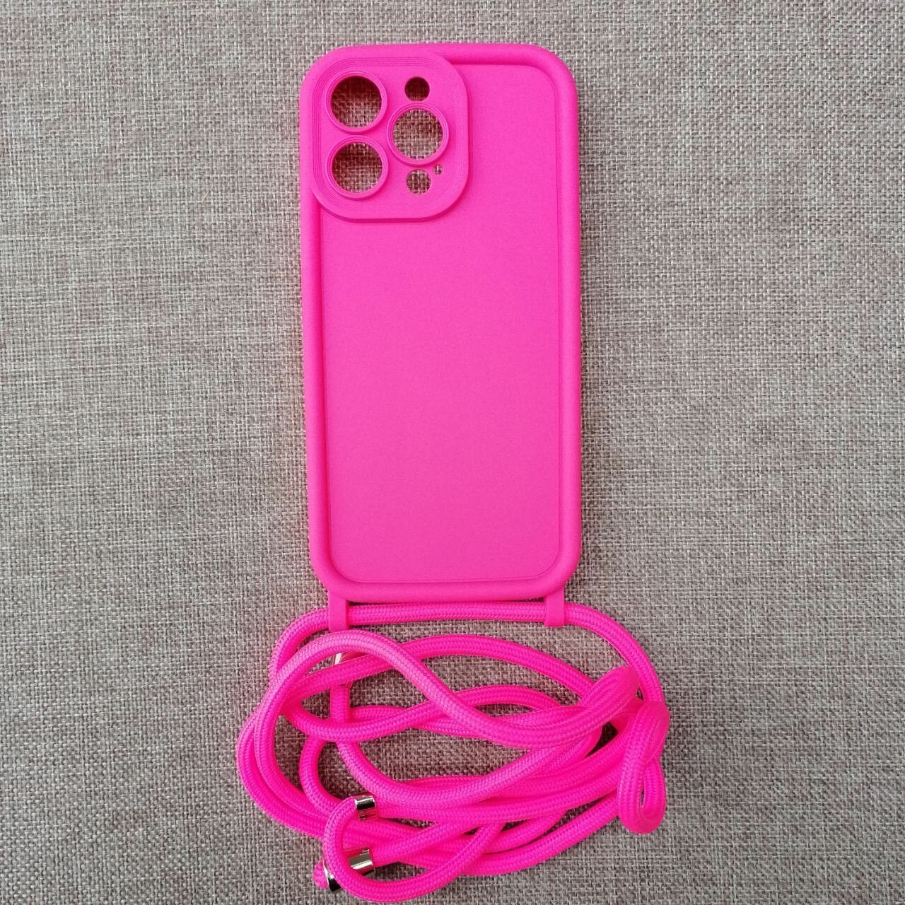 Чехол-накладка для IPhone 12 Pro Max из толстого высоко-качественного силикона и веревкой-цепочкой на шею.