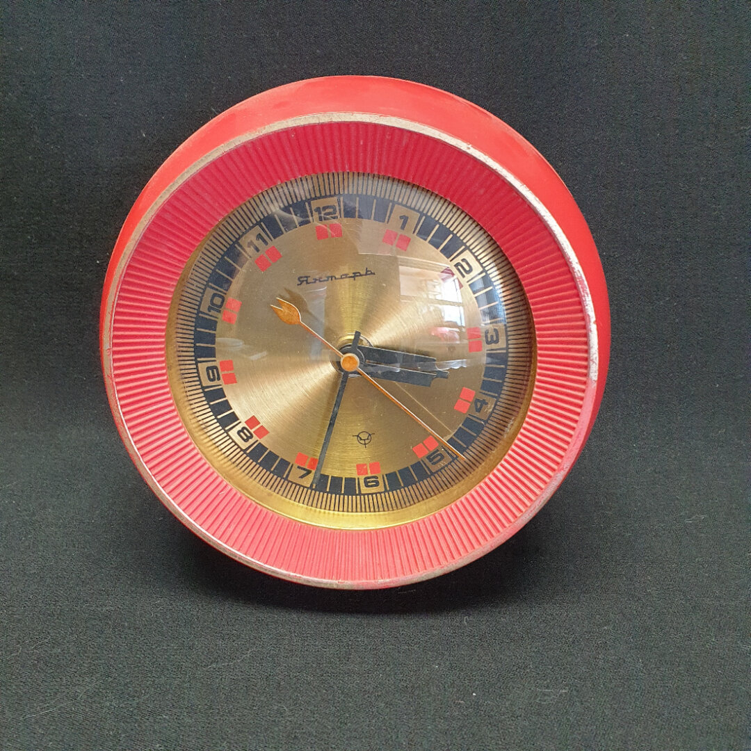 Настольные часы "Янтарь" красные, кварцевые, пластиковый корпус, рабочие, без батарейки. Винтаж, СССР.