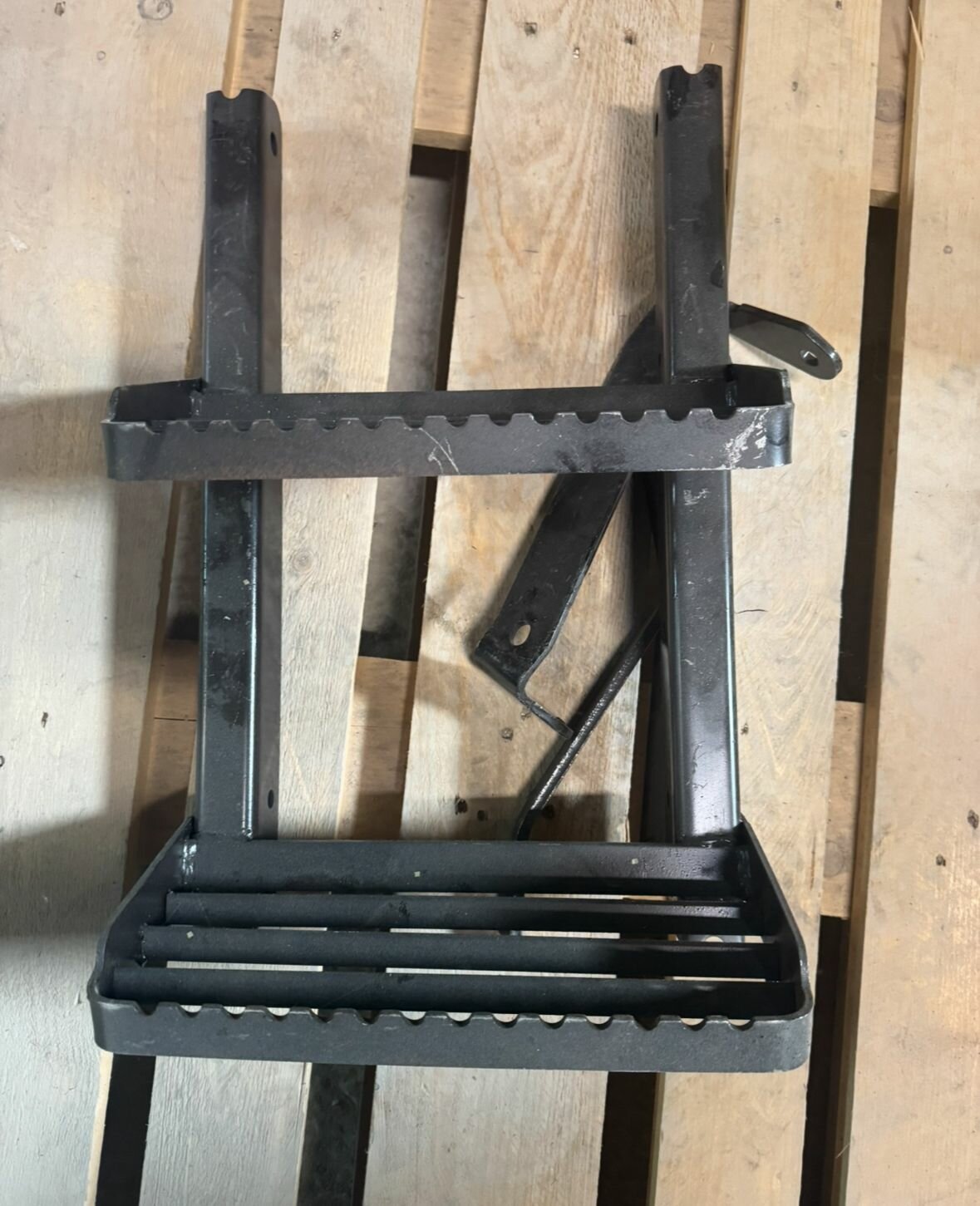 80-8405005-Б Подножка МТЗ левая в сборе оригинальная запчасть МТЗ