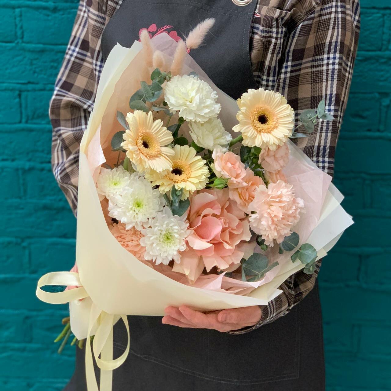 Букет из герберы и хризантемы