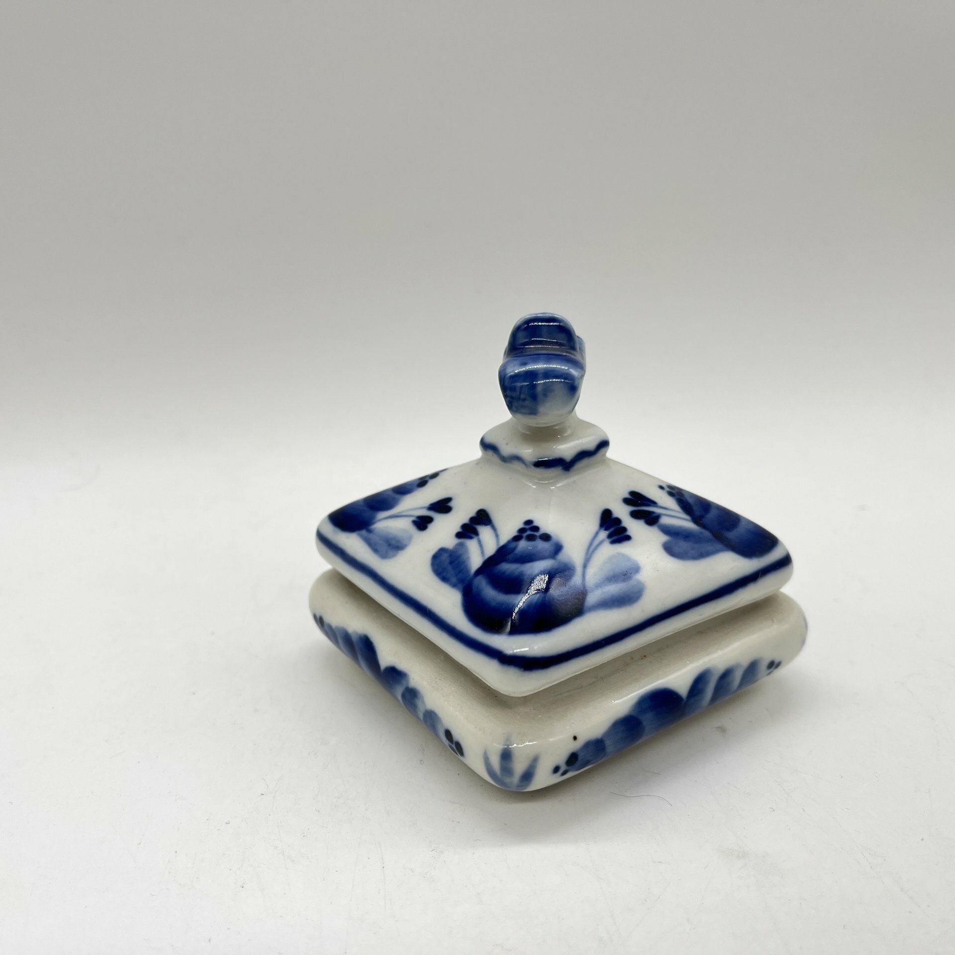 Солонка квадратной формы с цветочным расписным декором, фарфор, роспись