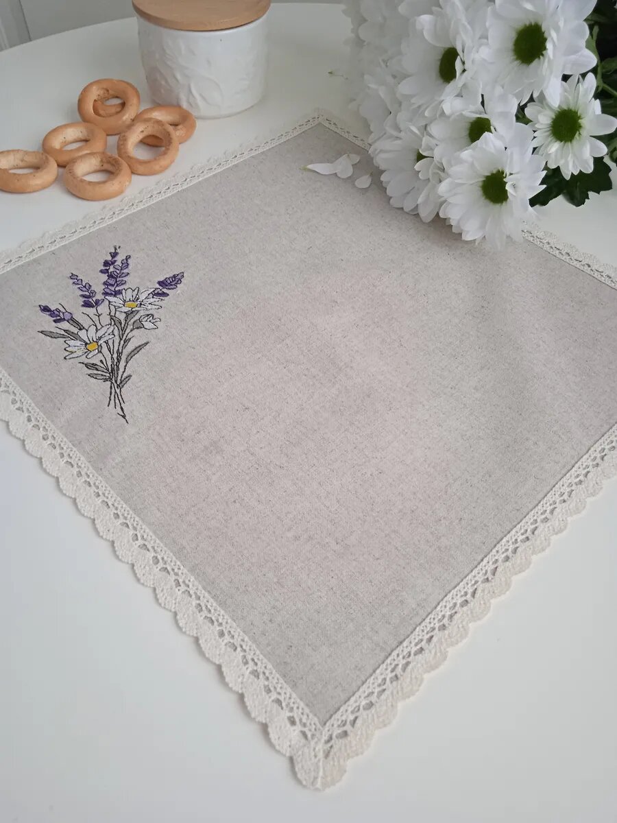 Салфетка льняная кружевная с вышивкой "лаванда" 30х30 сантиметров