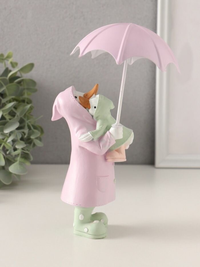 Фигурка полистоун Утка с утёнком в дождевиках под зонтом , сиренево-зелёный, 8х6.5х14.5х19 см