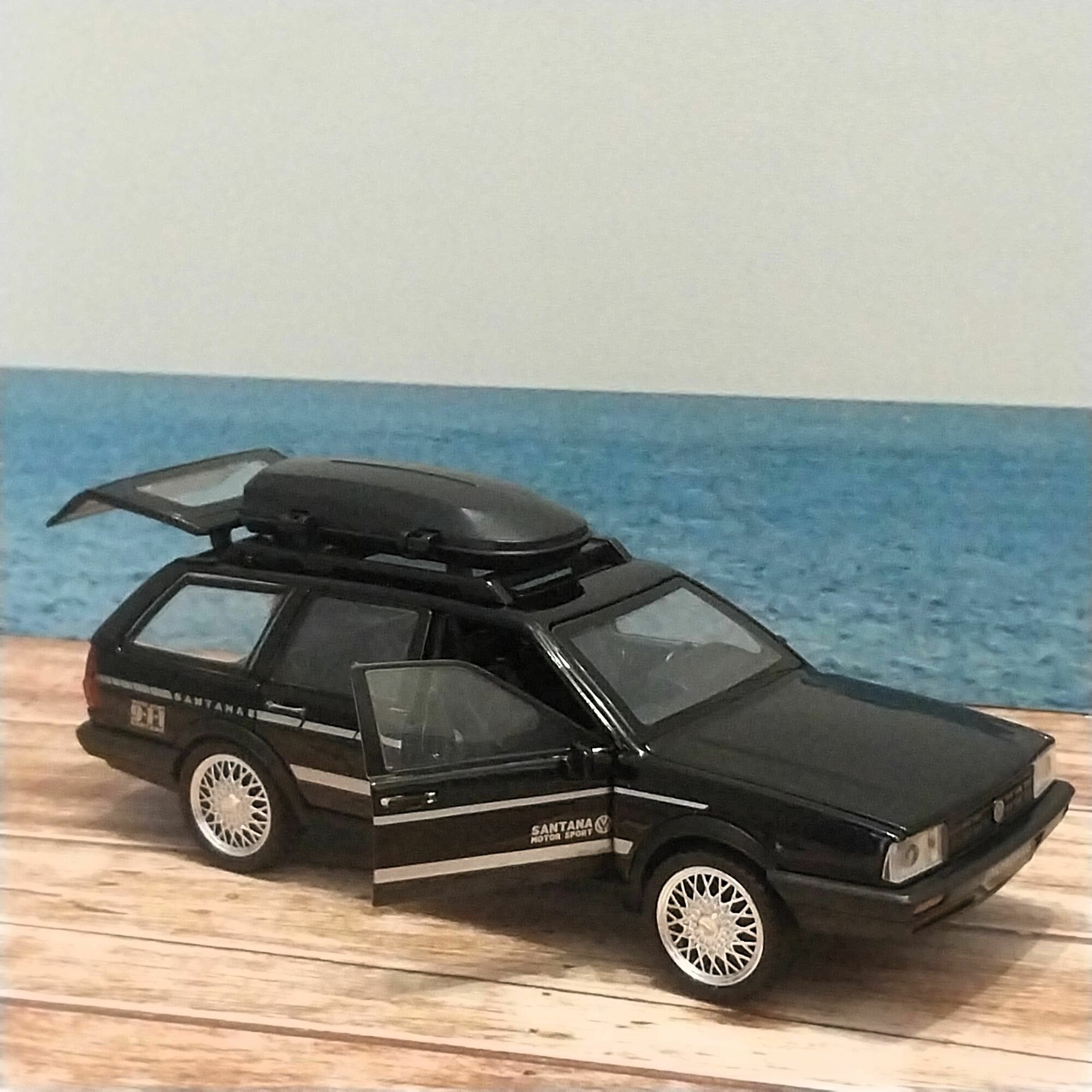 Металлическая модель Volkswagen VW Santana Hatchback с световыми и звуковыми эффектами. масштаб 1:32