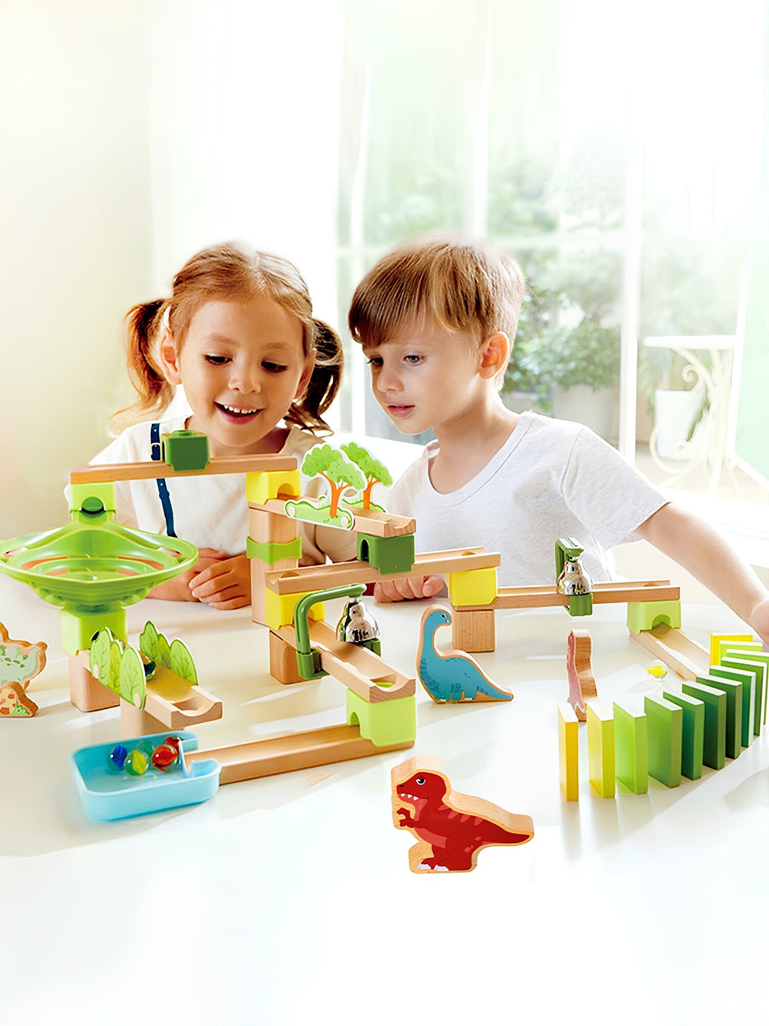 Деревянный конструктор для детей Hape "Эффект домино" Приключения Динозавров, с шариками и фигурками E1112_HP