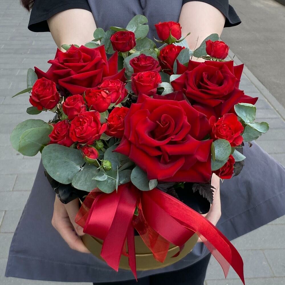 Композиция из французской розы, эвкалипта и кустовой розы - римская роза