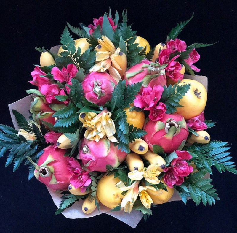 Фруктовый букет «мама я в Таиланде!» с альстромерией мини бананами айвой и питахайей яркий необычный букет ohorosho