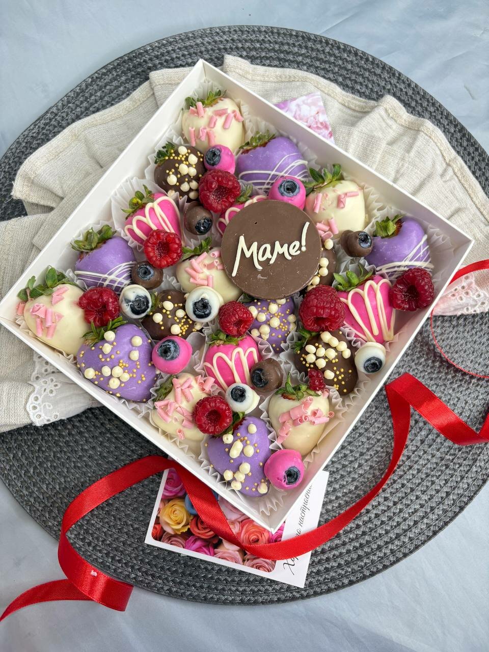 Клубника в шоколаде коллекция "Маме" с шоколадным медальоном и свежей малины Открытка в подарок