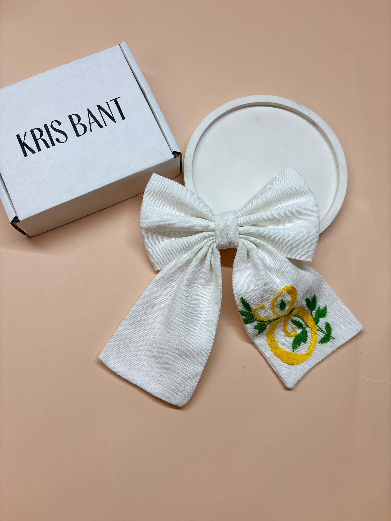 Именной бант для волос с вышивкой