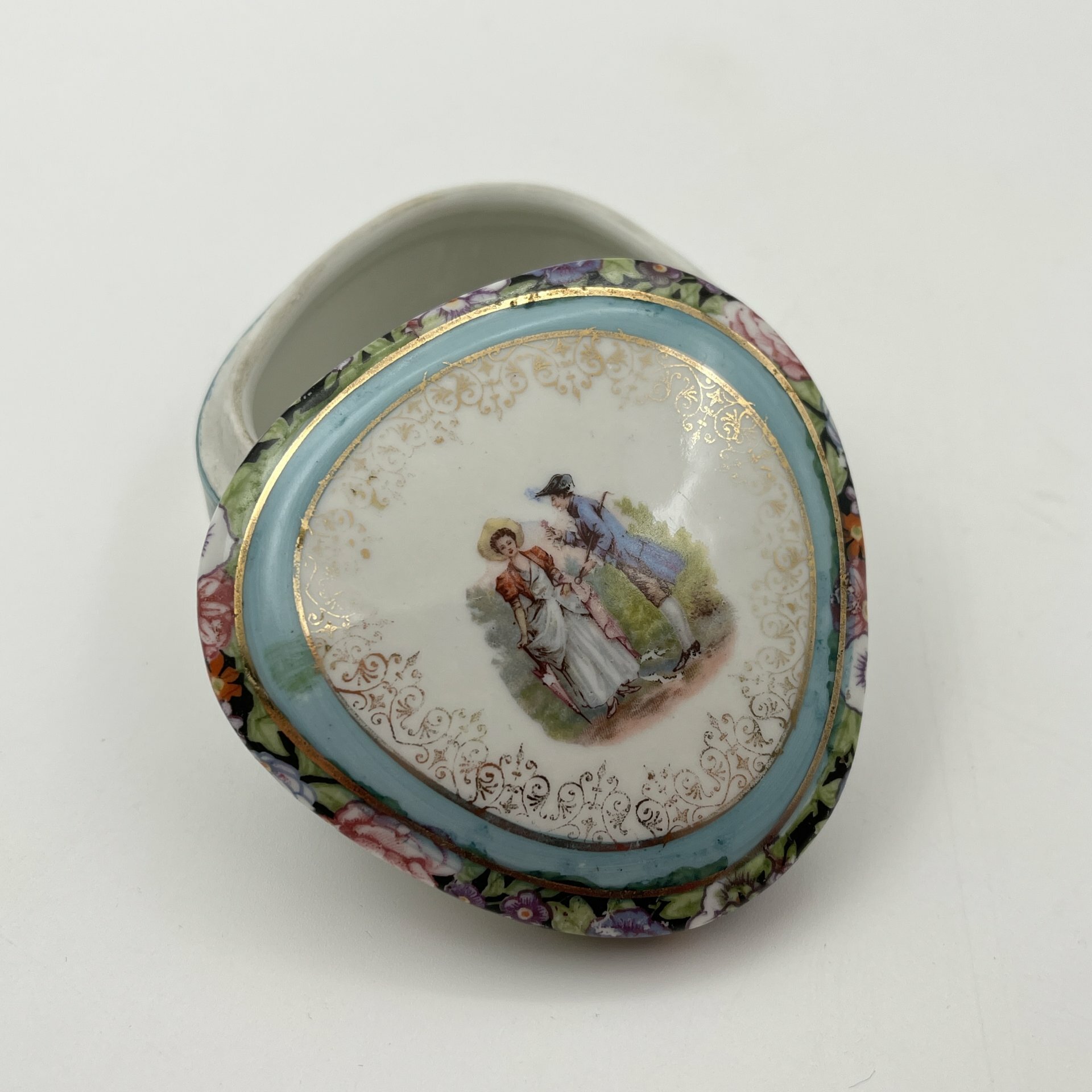 Шкатулка, украшенная изображением галантной сценой в саду, фарфор, деколь