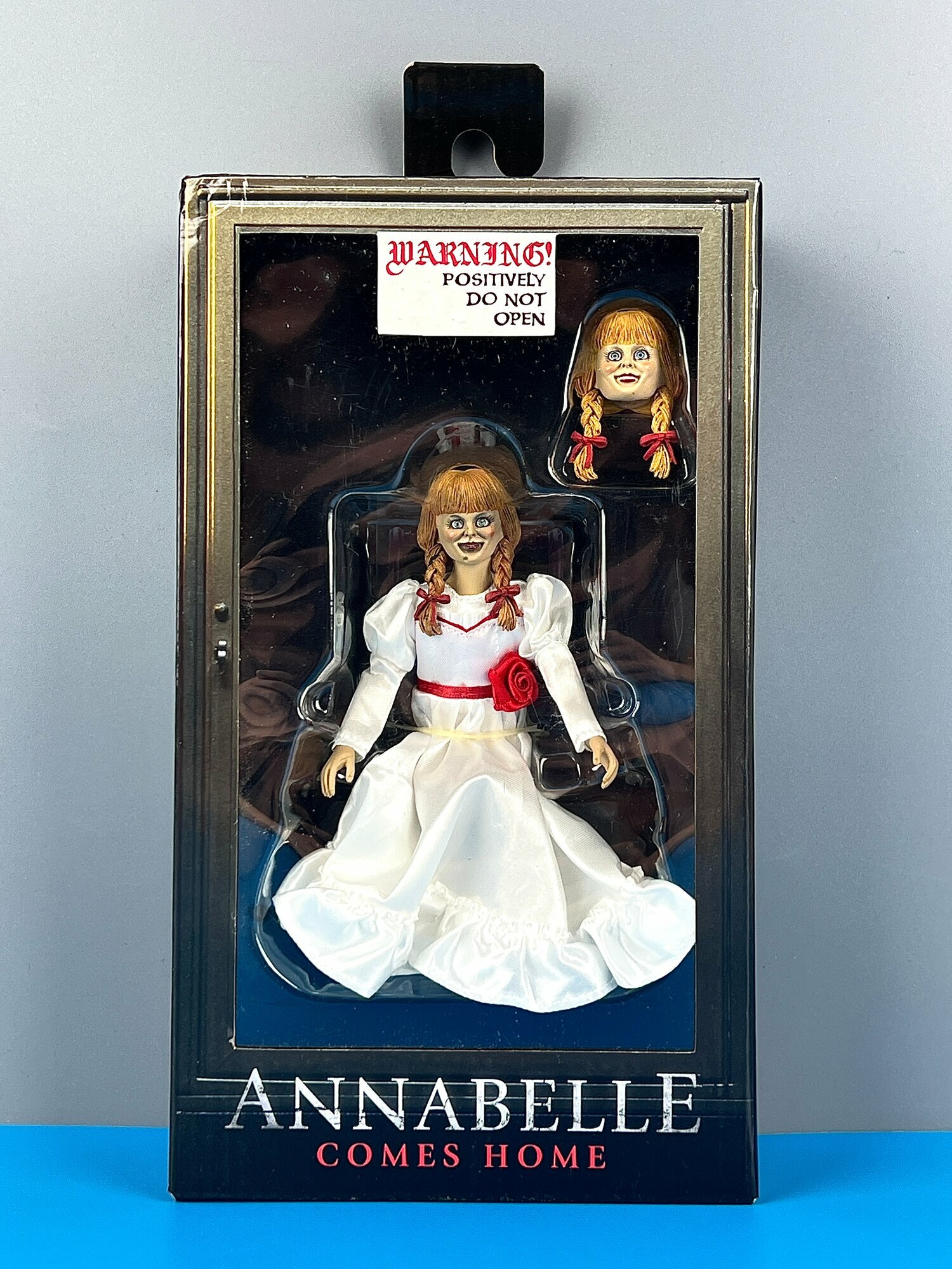 Фигурка Annabelle Comes Home / Neca / Кукла Проклятие Аннабель 3, Коллекционная, 13 см.