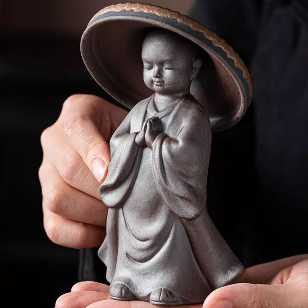 Фигурка для чайной церемонии с ситом в виде шляпы. Статуэтка Монах в шляпе керамический для чайной церемонии, 15 см х 9 см х 9 см