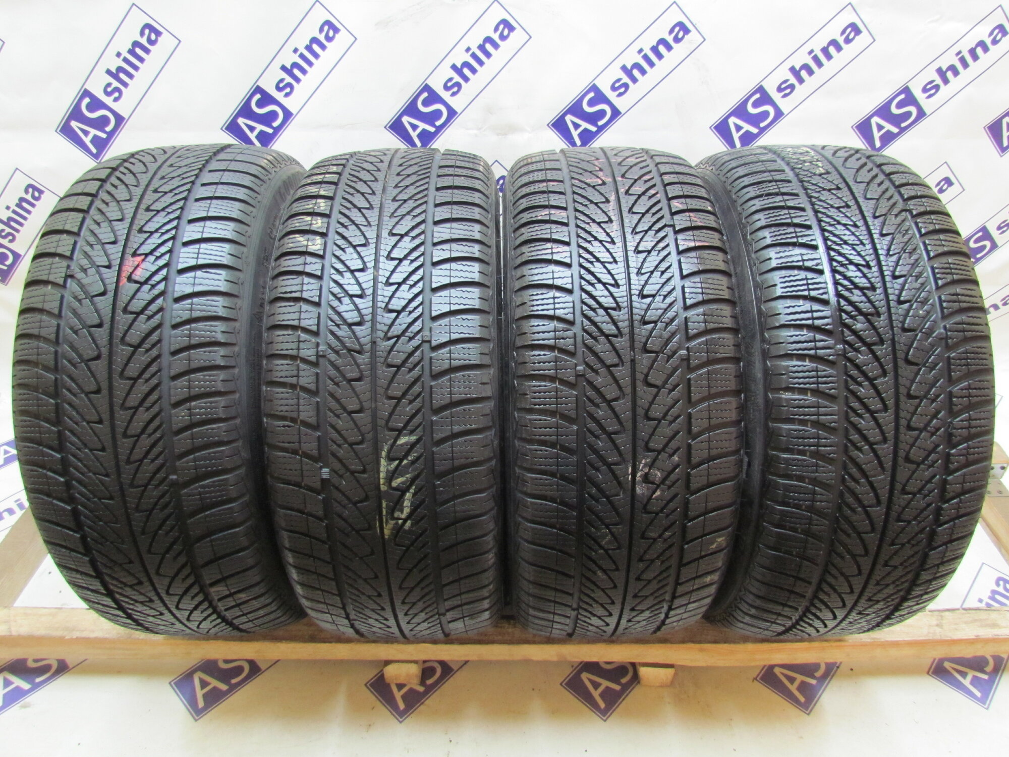 Goodyear Ultra Grip 8 Performance 225 40 R18 зимние БУ шины 5-10% износ , артикул 0023460
