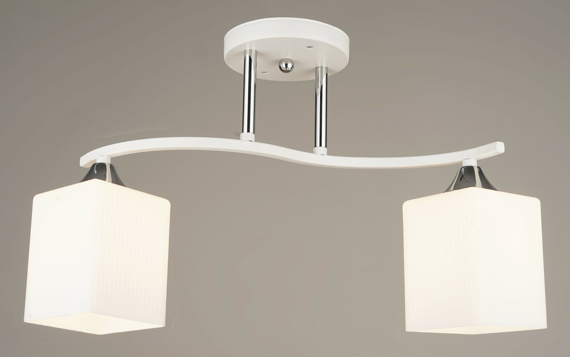 Люстра потолочная белая хром с белыми матовыми рифлеными плафонами на 2 лампы E27