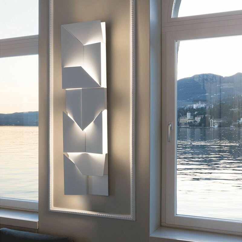 Светодиодное настенное бра в стиле минимализма белого цвета с регулируемой яркостью, современный металлический корпус и акриловый абажур для лестницы. коридора, вестибюля. кухня, гостиная