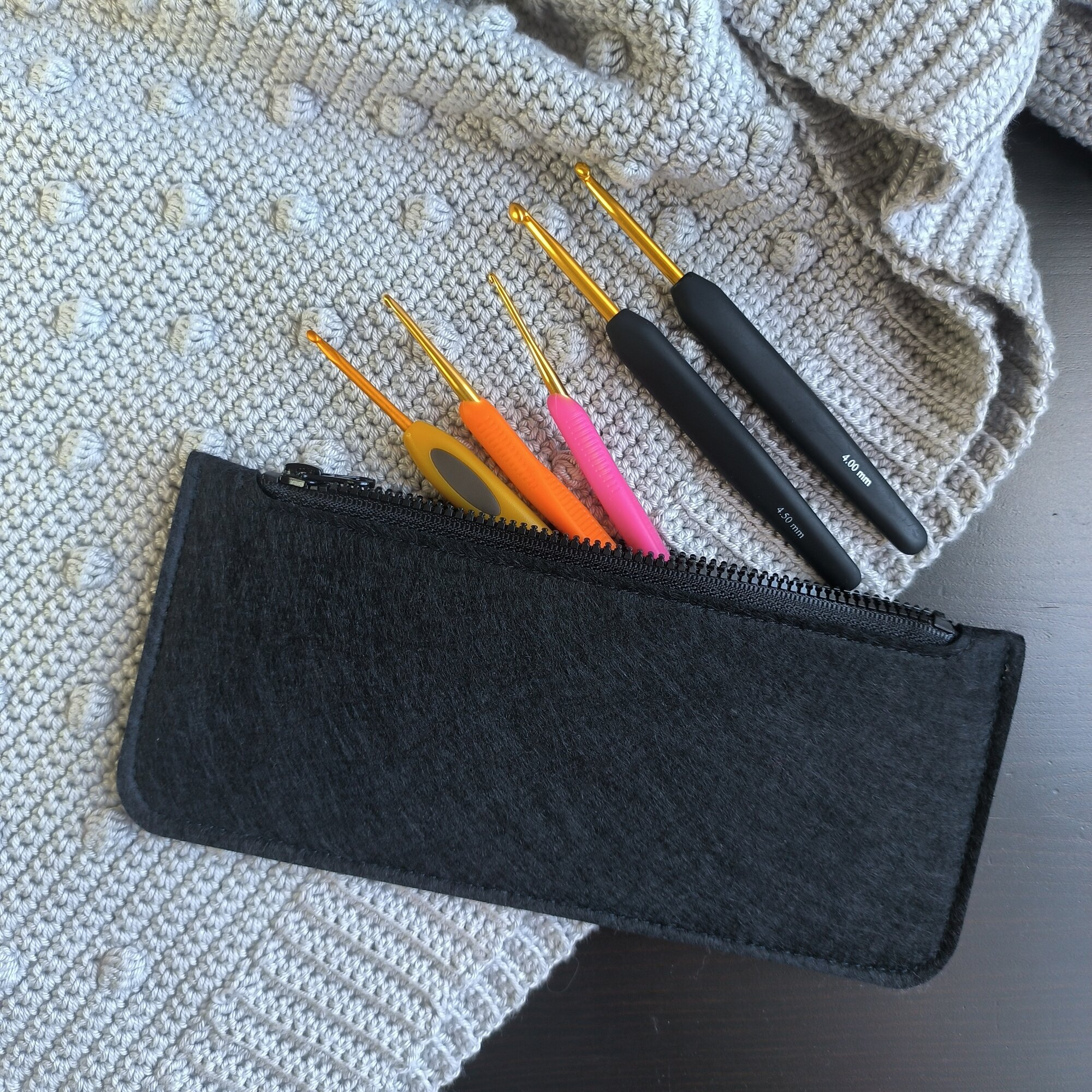 Пенал органайзер для спиц, крючков Knit Pro, Clover, Hamanaka, Tulip, лесок, тросиков, а также телефонов, на молнии, из фетра, черный, без наполнения.