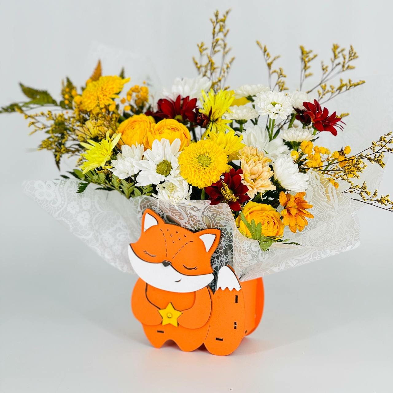 Детский букет микс в фигурном кашпо лисёнок. Цветы роза кустовая, хризантема, сантини, гипсофила лимониум