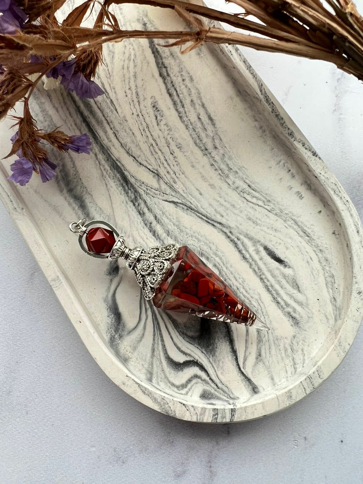 Маятник биолокационный из эпоксидной смолы с натуральным камнем яшма красная