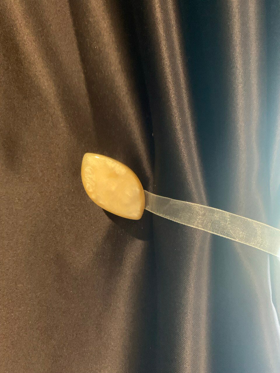 Подхват для штор на магните Лепесток, цвет светло-песочный перламутровый