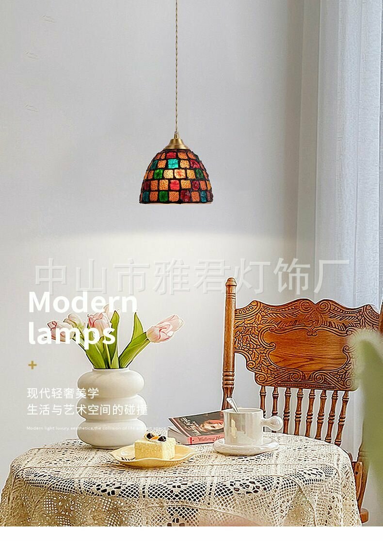 Потолочная люстра в стиле модерн с красивым дизайном и матовым стеклом для гостиной