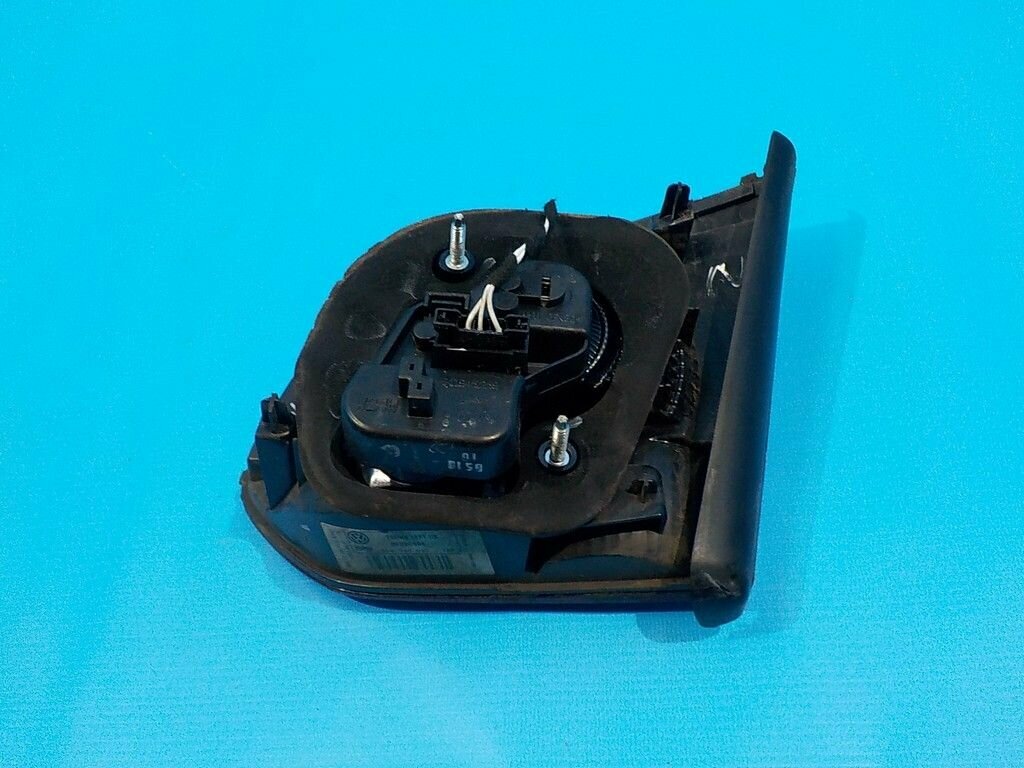 Фонарь задний левый внутренний VOLKSWAGEN Golf 6 2008-2013 5K0945093J - Б/У