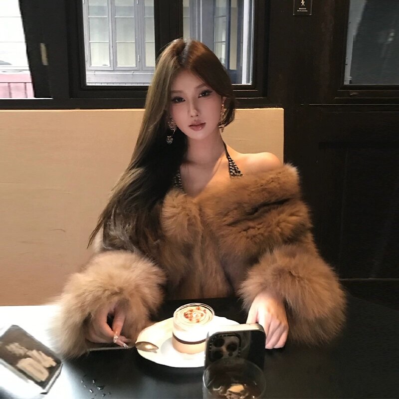 Благородная средневековая дочь знаменитости в стиле старых денег, экологически чистая шуба, темпераментное высококачественное короткое зимнее пальто