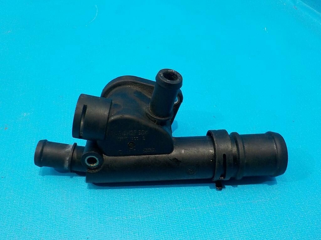 Фланец системы охлаждения VOLKSWAGEN Passat B6 2005-2009 038121132D - Б/У