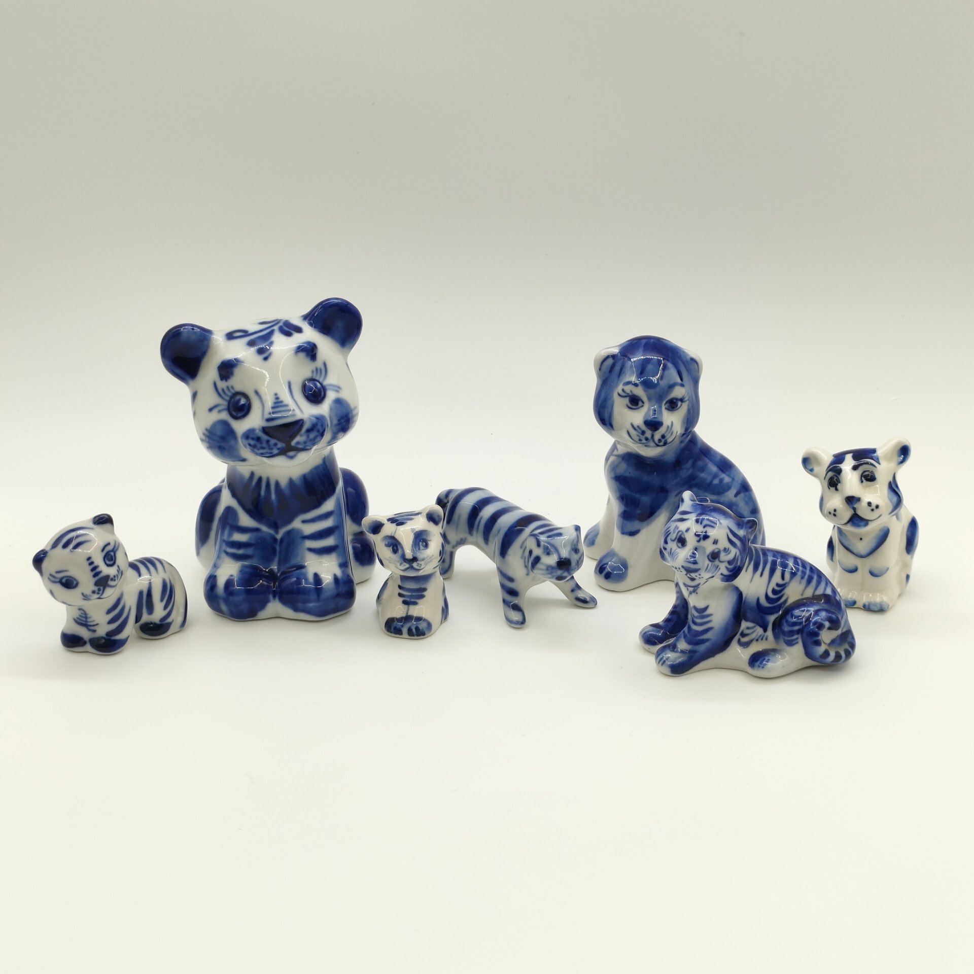 Набор из семи статуэток "Тигры", Гжель, фарфор, роспись, Россия, 1980-2010 гг.