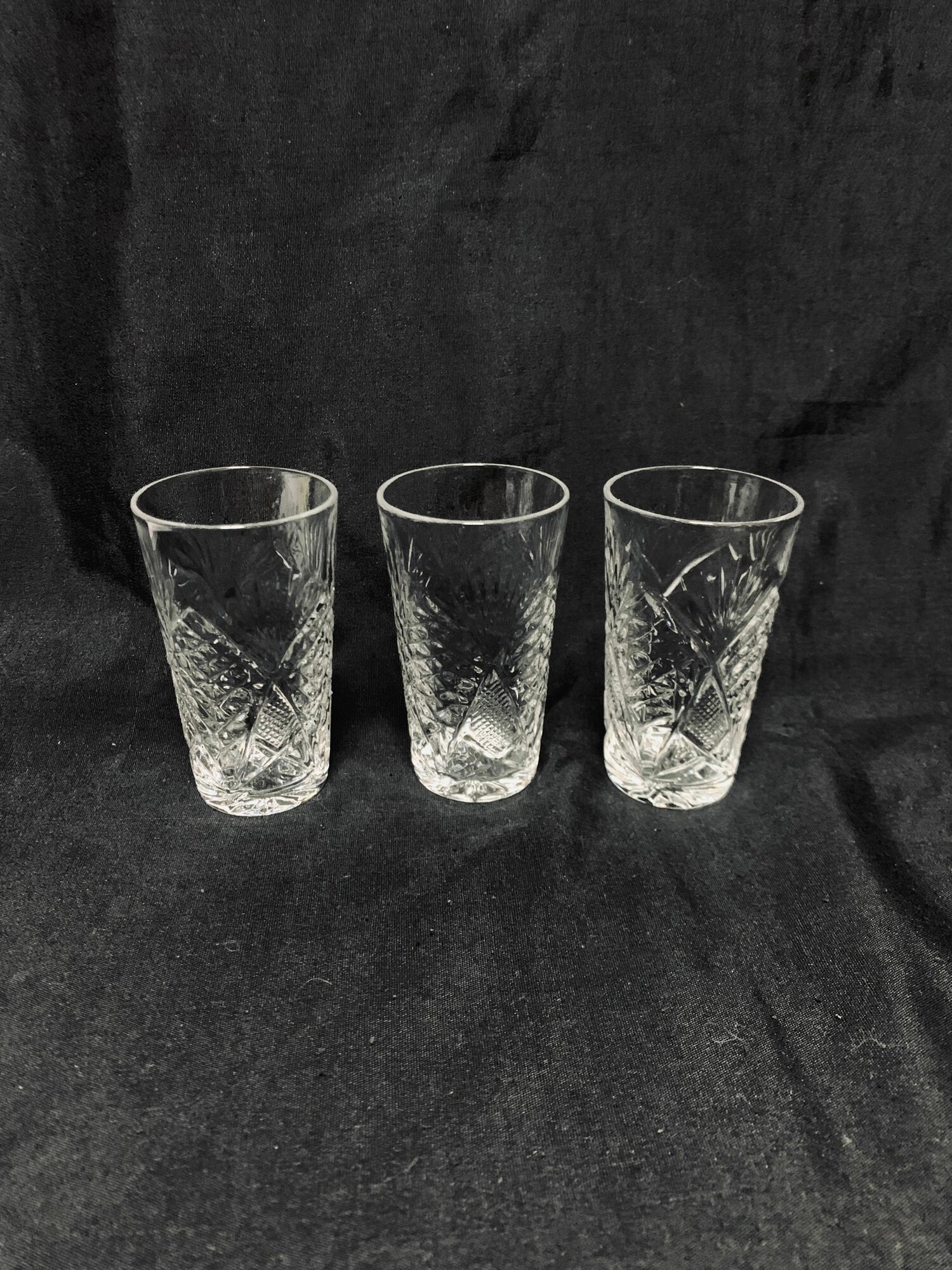 В наборе 3 хрустальные высокие стопки