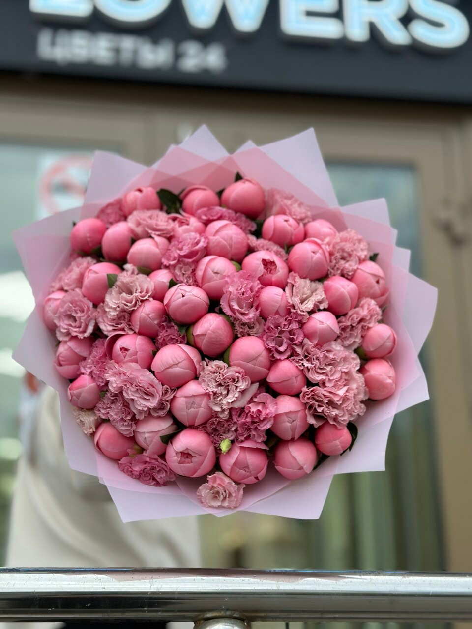 Букет из пионов с эустомой для любого торжества и праздника.