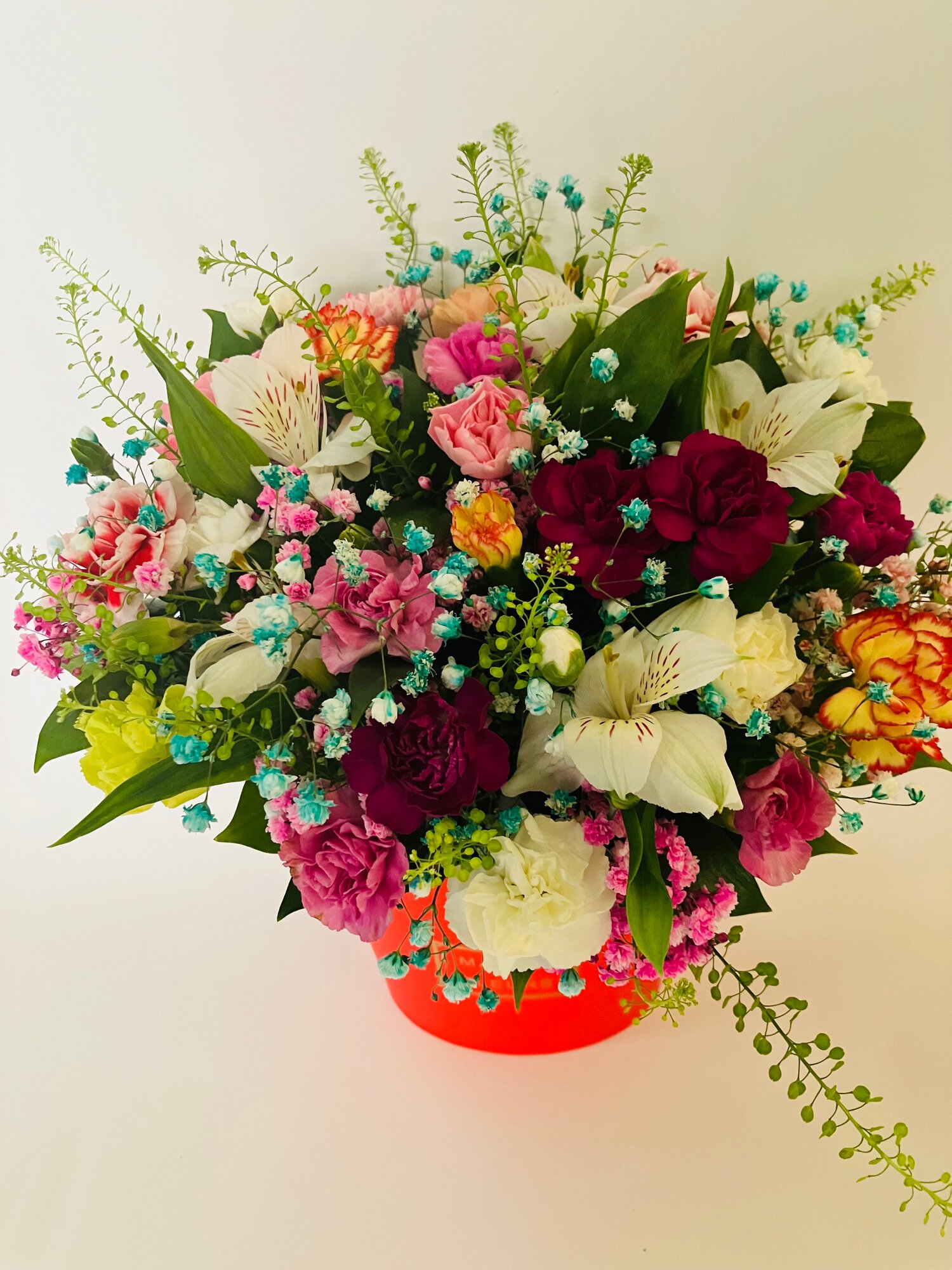 Букет Композиция из кустовых гвоздик, гринбелла и белой альстромерии в красной коробке