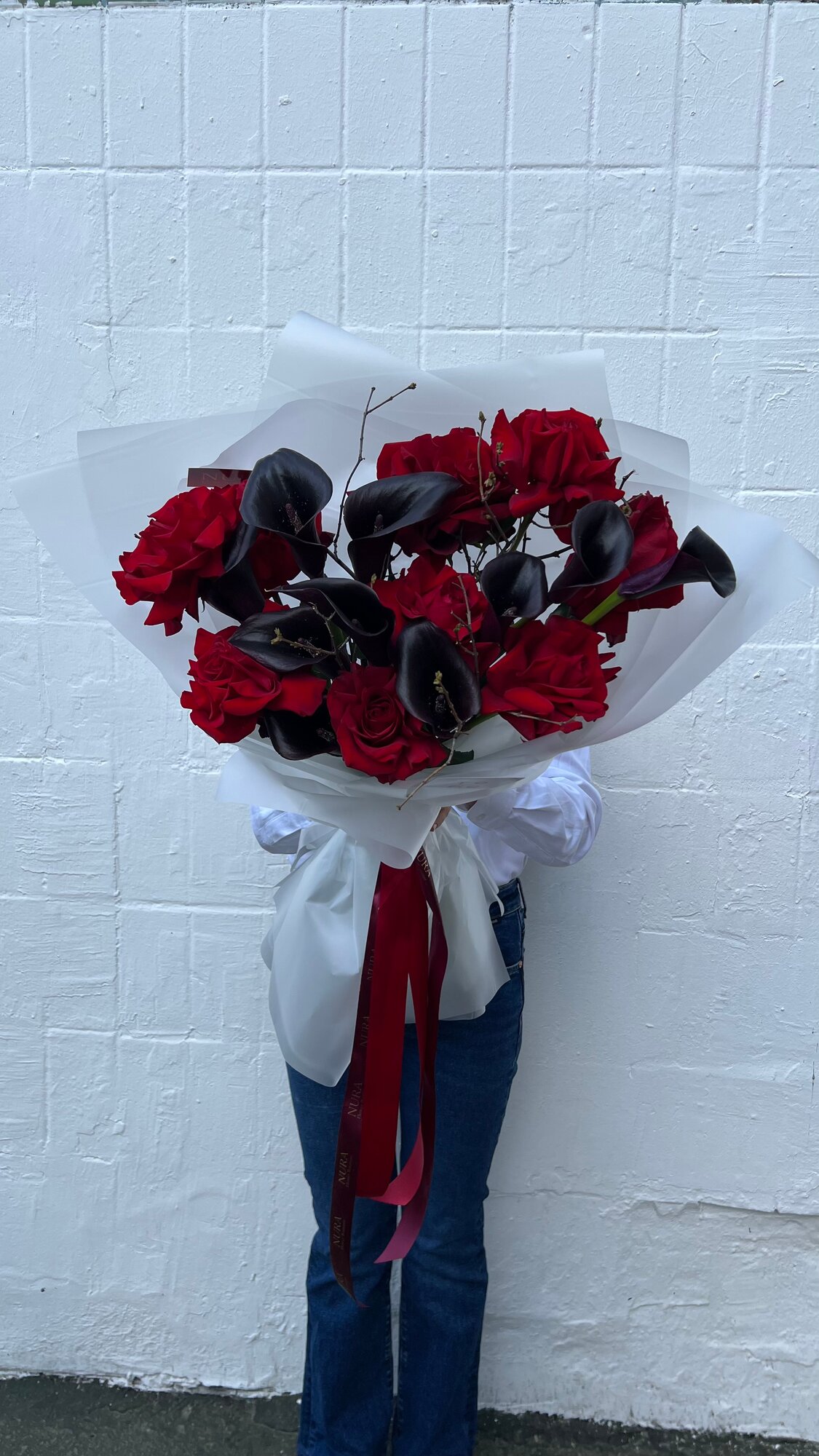 Букет живых цветов NURA FLOWERS, 9 роз + 10 каллов, пленка, на стеблях, 19 цветов